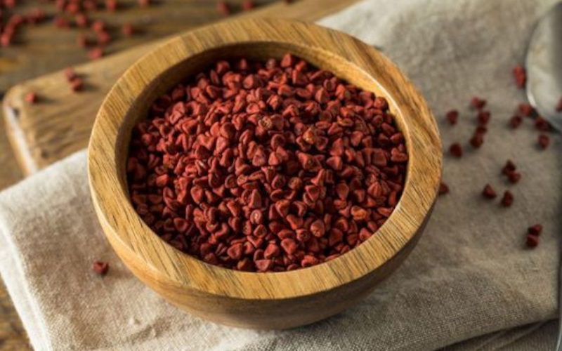 Las semillas de achiote se utilizan principalmente como condimento y ...